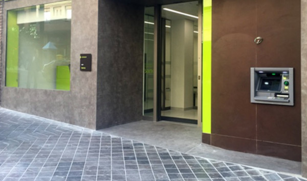 Automatic doors in banks | Manusa