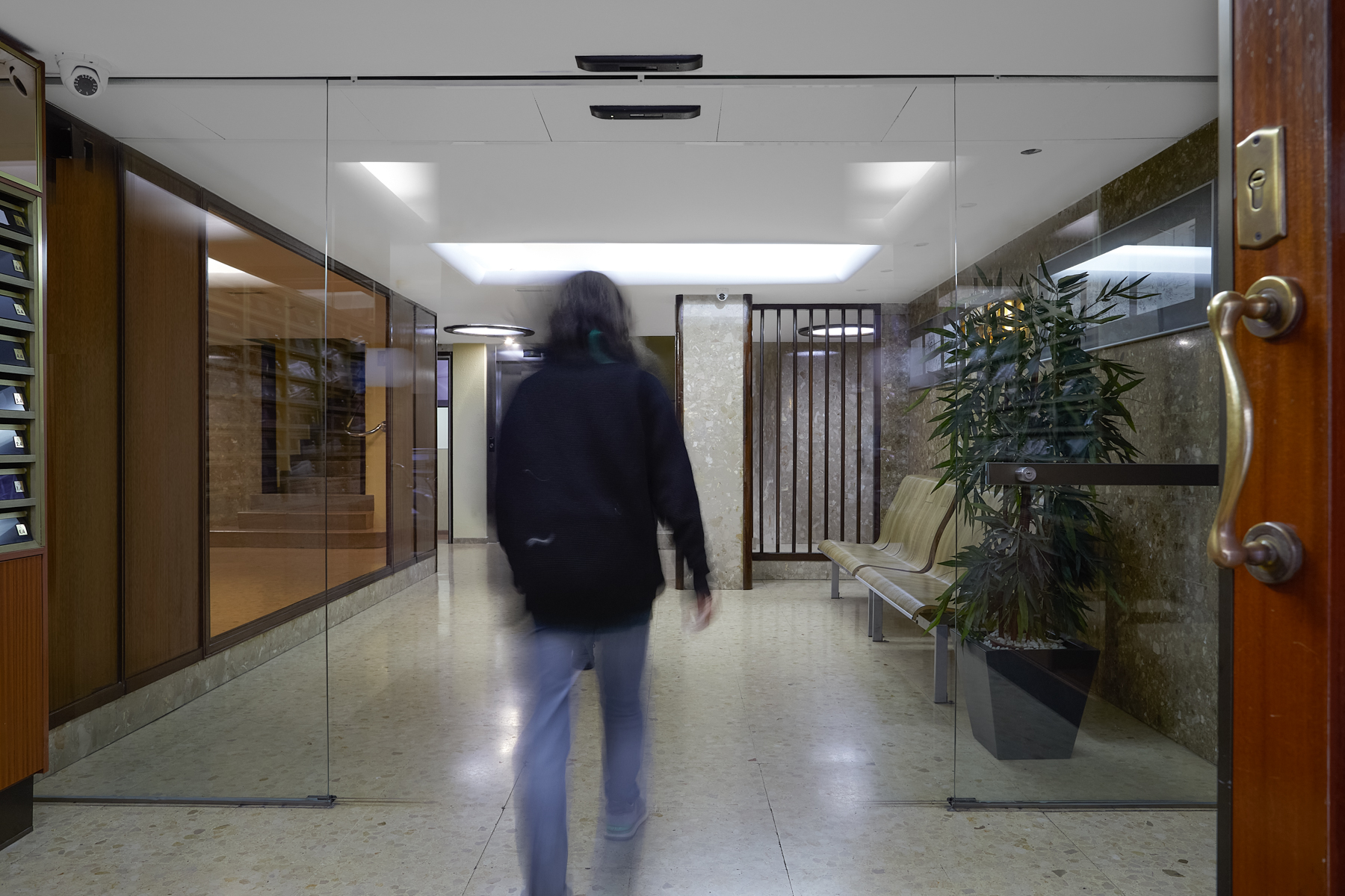 Automatic doors, the solution for adapted and accessible homes | Manusa